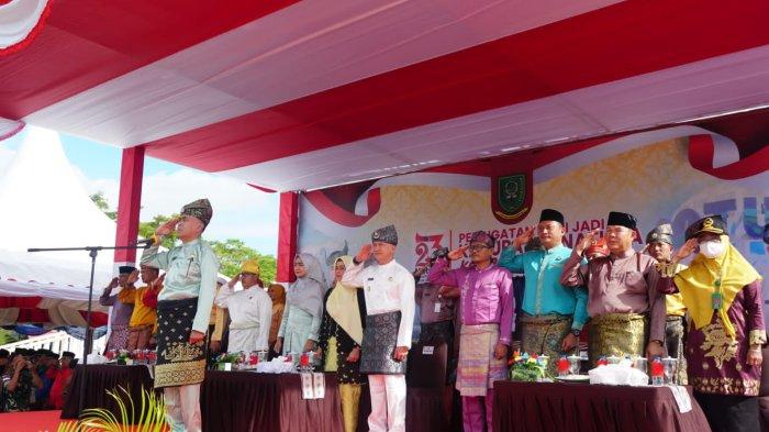 Puncak HUT Kabupaten Natuna, Bupati Pimpin Upacara di Pantai Piwang ...