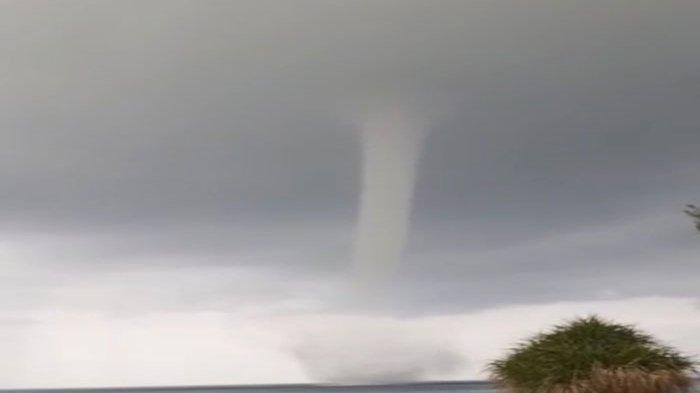 Viral Fenomena Waterspout di Pantai Serasan Natuna, BMKG Beri Penjelasan - Tribunbatam.id