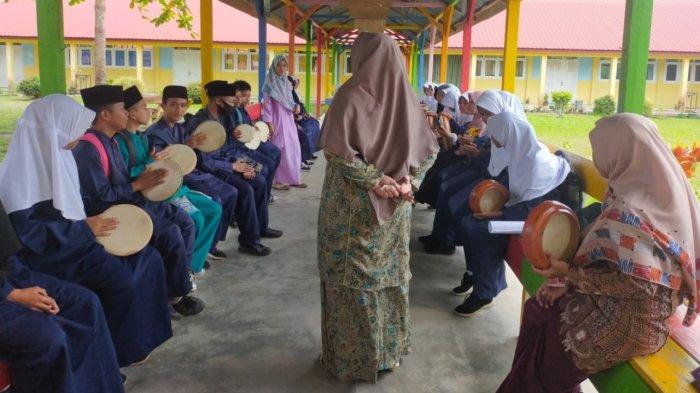 Ekstrakurikuler Rohis Kaligrafi dan Rebana SMPN 1 Singkep di Lingga ...