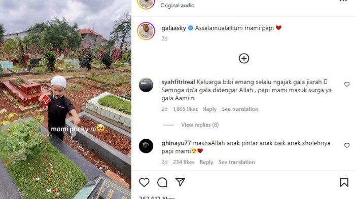 Gala Sky Tawarkan Cemilannya saat ke Makam Vanessa Angel dan Bibi ...