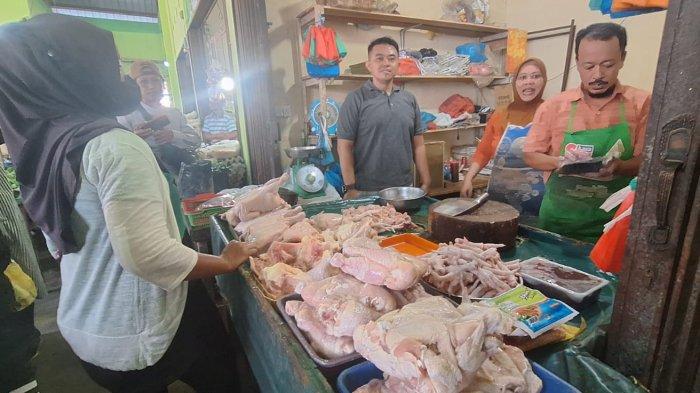 Harga Daging Ayam Kampung di Bintan Tembus Rp70 Ribu per Kg Jelang Nataru, Pembeli Ngeluh ...