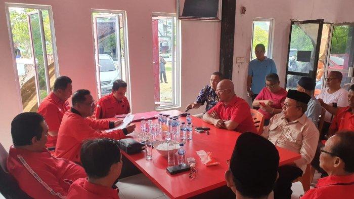 Pilkada Karimun 2024, Firmansyah Gandeng Eri Suandi Kembalikan Berkas Pencalonan ke PDIP ...