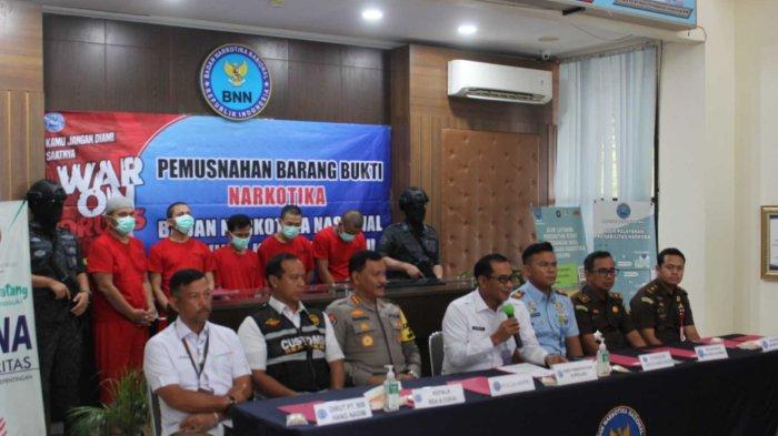 BNNP Kepri Musnahkan 3,7 Kg Sabu, Lima Tersangka Ikut Menyaksikan - Tribunbatam.id