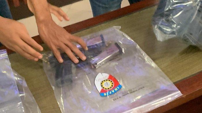 Selain Pistol, Polda Sumbar Juga Hadirkan Pisau Dalam Ekspos Kasus ...