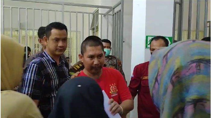 Pengunjung Sidang Ricuh Aksi Bela Rempang di Batam Peluk Iswandi Alias ...