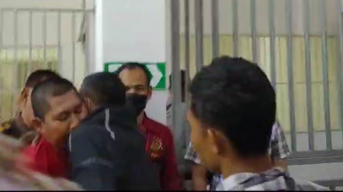 Bang Long Tahan Tangis Dipeluk Pengunjung Sidang Aksi Bela Rempang di ...