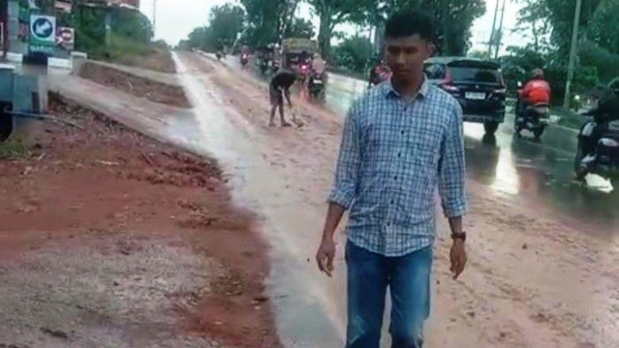 Jalan di Batam Ini Ancam Nyawa Pengendara, Anggota Polsek Sagulung ... Jalan di Batam Ini Ancam Nyawa Pengendara, Anggota Polsek Sagulung ...