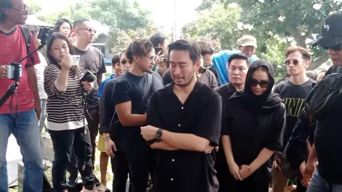 Jeje Govinda Menangis Antarkan Jenazah Ibunda ke Peristirahatan ...