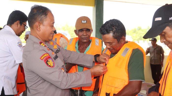 Cegah Kecelakaan Laut di Karimun, Polair Polres Bagikan Life Jacket ke Nelayan Kepri ...