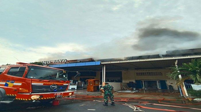 Kebakaran di Batam Terjadi di Kawasan Industri Batuampar, TNI Bantu ...