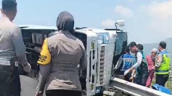 Kecelakaan Maut Tewaskan Empat Orang di Tol Semarang, 11 Orang Luka Serius, Mobil Ringsek ...