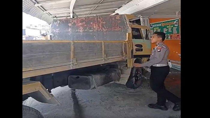 BREAKING NEWS, Kecelakaan Hari Ini di Karimun, Truk Tabrak Rumah Makan ... BREAKING NEWS, Kecelakaan Hari Ini di Karimun, Truk Tabrak Rumah Makan ...