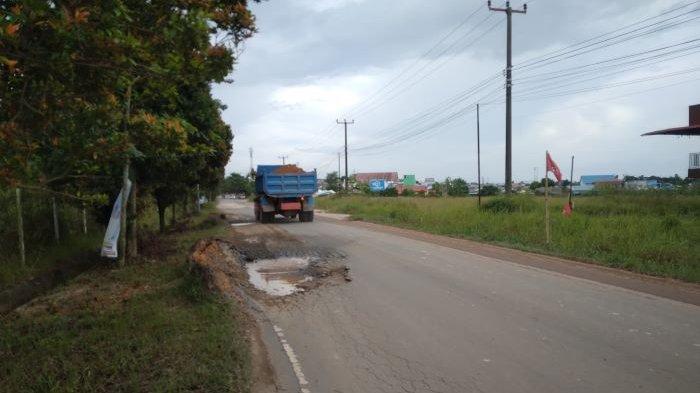 Jalan di Sei Beduk Batam Ini Ancam Nyawa Pemotor, Kondisinya Makin ...