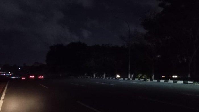 Jalan Raya Dekat Bundaran Bandara Hang Nadim Batam Gelap, Banyak Lampu ...