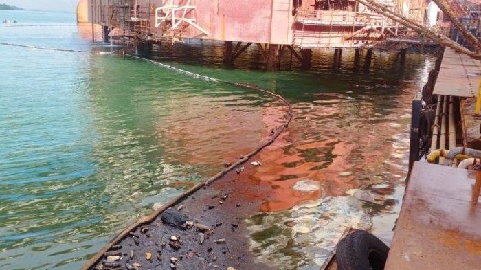 Nelayan Batam Resah, Limbah Minyak Hitam Cemari Laut Dekat Tanjunguncang - Tribunbatam.id