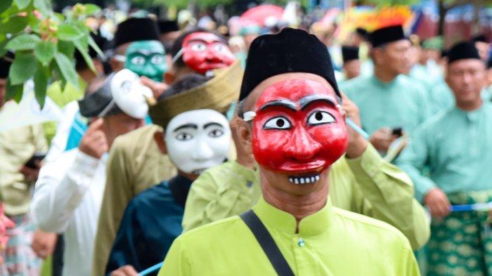Atraksi Topeng Makyong Bintan Kepri Pakau Pawai Taruf di Batam ...