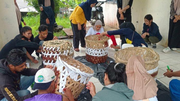Hari Lahir Pancasila di Batam, Mahasiswa Unrika Cat Tong Sampah Merah ...