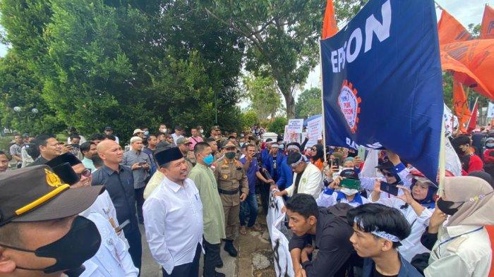 Demo Tolak Kenaikan Harga BBM di Batam, Mahasiswa dan Buruh Datangi DPRD - Tribunbatam.id