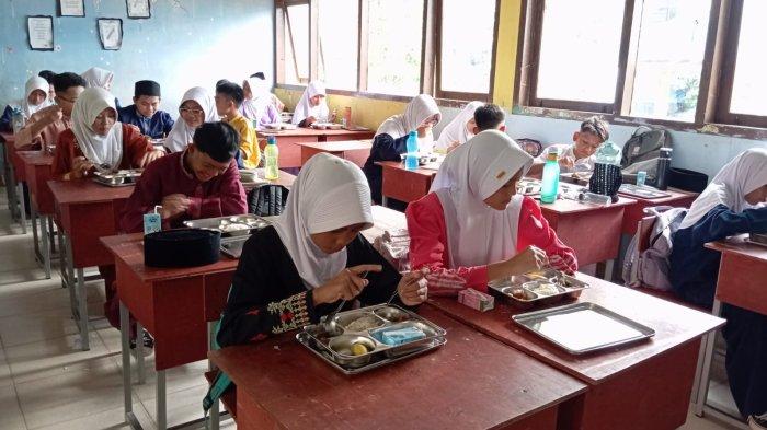 Program Makan Bergizi Gratis di SMPN 4 Tanjungpinang Kepri, Regas Tak Sabar Santap Lauk Besok ...