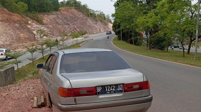 Maling Ban Mobil di Batam Beraksi, Toyota Corolla Parkir di Pinggir ...