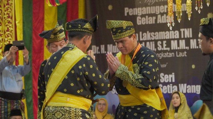 Gubernur Kepri Ansar Ahmad Hadiri Penabalan Gelar Adat KSAL di LAM Riau - Tribunbatam.id