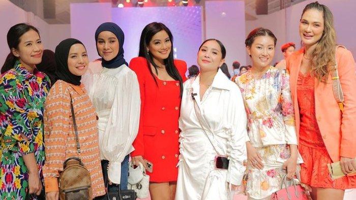 Nagita Slavina Girang Teman-Teman Artisnya Datang ke Pameran Busana Rancangannya - Tribunbatam.id