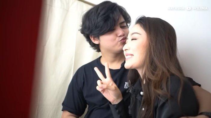 Natasha Wilona Nyaris Dicium Aliando Syarief saat Photobox Berdua - Tribunbatam.id