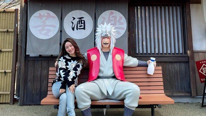 Natasha Wilona Senyum Foto Bareng Jiraiya saat Mampir ke Desa Konoha ...