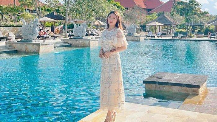 Natasha Wilona Anggun Pakai Dress dengan Tangan Berhenna Ucap Selamat Natal - Tribunbatam.id