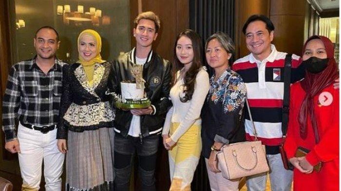 Natasha Wilona Bawa Kue Ulang Tahun Dihadapan Verrell Bramasta dan Keluarganya - Halaman all ...