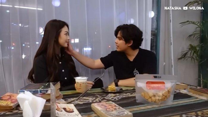 Aliando Syarief Tersipu Malu Setelah Dipuji Keren dengan Natasha Wilona - Tribunbatam.id