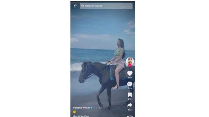 Natasha Wilona Menunggang Kuda Menyusuri Tepi Pantai Saat Liburan di Bali - Tribunbatam.id