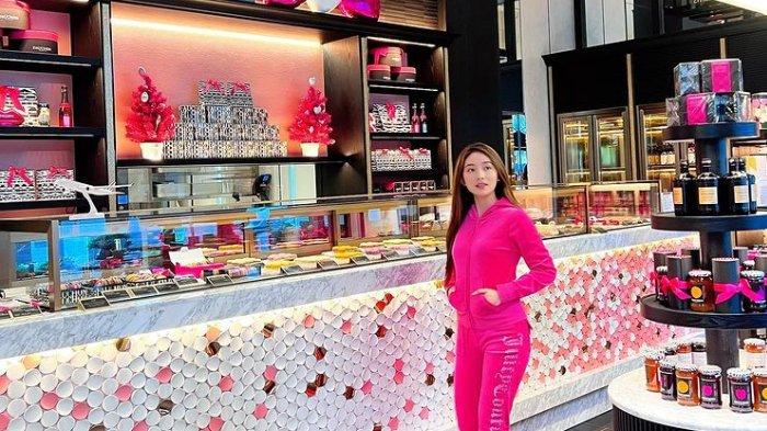 Penampilan Natasha Wilona Pakai Outfit Serba Pink di Fauchon Hotel ...