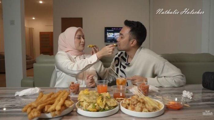 Nathalie Holscher dan Fariz Utama Suap-suapan Makan Cireng dan Cabe ...