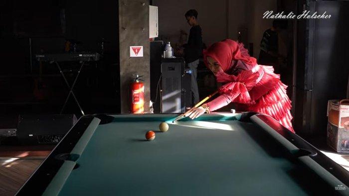 Nathalie Holscher Lihai Main Billiard sambil Pakai Gaun Merah usai ...