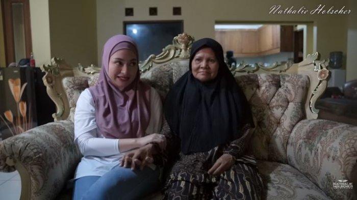 Nathalie Holscher Menggandeng Tangan Ibu Eny Setelah Teringat Almarhum Mamanya - Tribunbatam.id