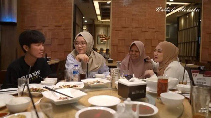 Nathalie Holscher akan Sidang Pacar Tiko Karena Anggap Anak Ibu Eny ...