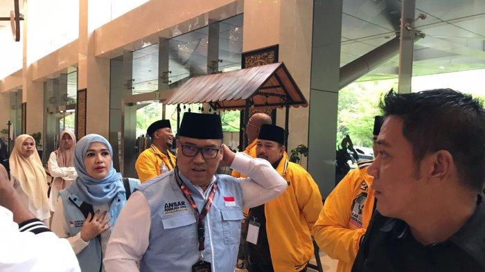Breaking News, Nyanyang Tiba Lebih Awal di Lokasi Debat Pilkada Kepri Disambut Pendukungnya ...