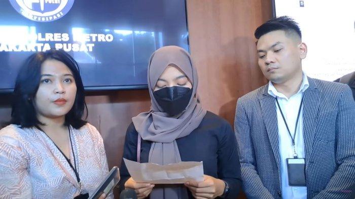 Oklin Fia Tertunduk Malu Saat Minta Maaf di Kantor Polisi - Tribunbatam.id