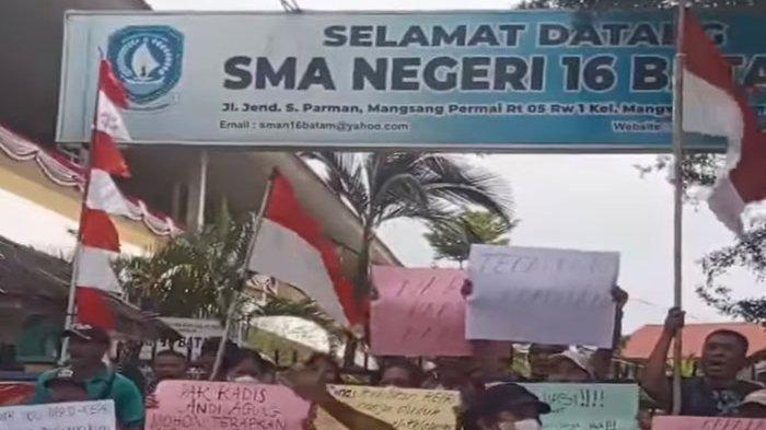 Orangtua Datangi SMAN 16 Batam Minta Kejelasan Anak Mereka, Disdik ...