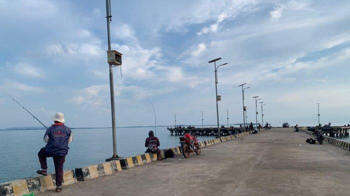 Pelabuhan Tanjung Moco di Tanjungpinang Sore Hari, Banyak Warga Bersantai Sambil Mancing ...