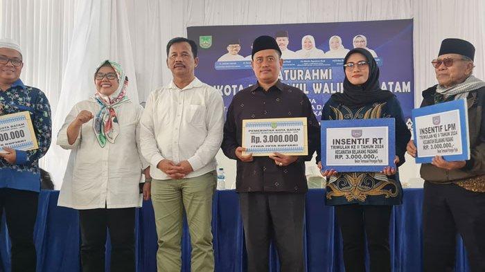 Warga Belakangpadang Batam Ucap Syukur Rudi - Marlin Serahkan Langsung ... Warga Belakangpadang Batam Ucap Syukur Rudi - Marlin Serahkan Langsung ...