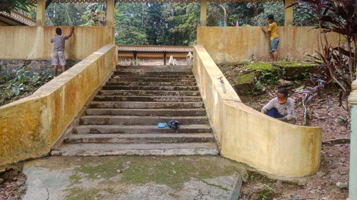 Jaga Situs Sejarah, Kapolres Lingga Rawat Makam Tokoh Kerajaan Riau ...