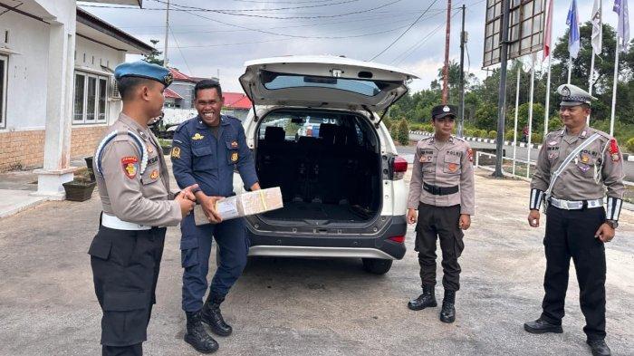 Personel Polres Lingga Kawal Ketat Logistik Segel Kertas Pilkada 2024 - Tribunbatam.id