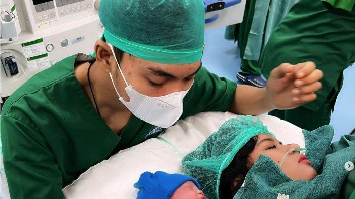 Putra Pertama Tri Suaka dan Nabila Maharani Lahir di Tanggal Cantik - Tribunbatam.id
