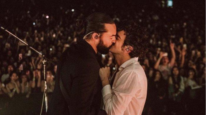 5 Kontroversi Matty Healy The 1975, Tempelkan Alat Vital Ke Kamera Hingga LGBT - Tribunbatam.id