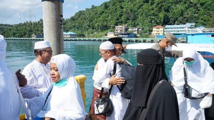 Tangis Haru Keluarga Sambut Jemaah Haji Anambas dari Bandara Hang Nadim Batam - Tribunbatam.id