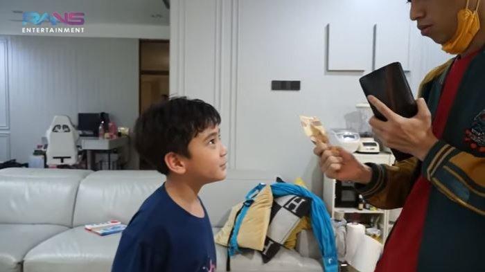Rafathar Anak Raffi Ahmad Jajan Pakai Kartu sampai Tak Tahu Uang Rp 2 ...
