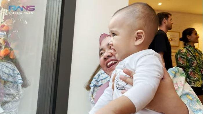 Rayyanza Putra Raffi Ahmad Senyum Sumringah Disapa Bule di New York - Tribunbatam.id