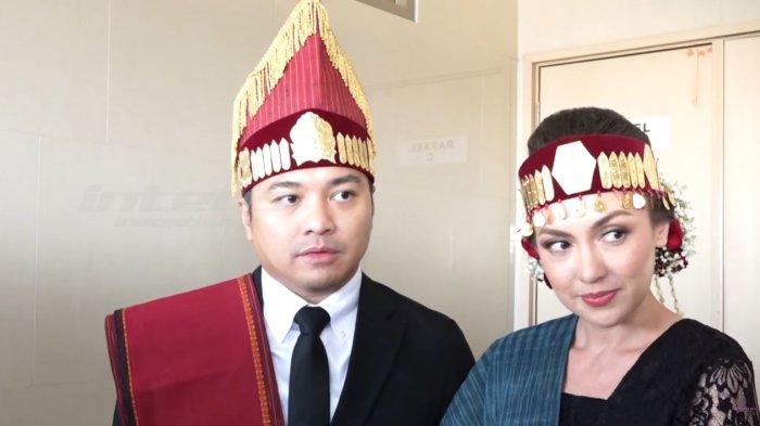 Rianti Cartwright Lakukan Pernikahan Adat Batak Sebelum Pemakaman Ayah ...